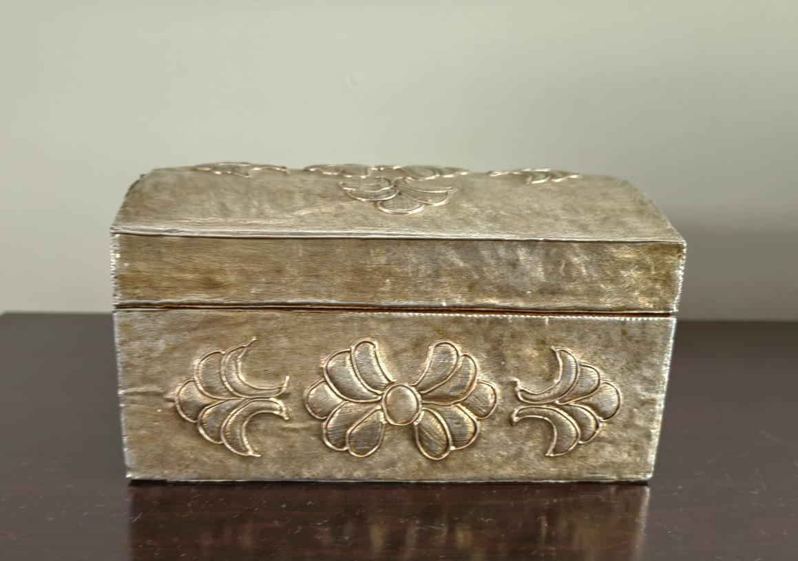 EL COFRE DE REPUJADO – Miscelánea verbal